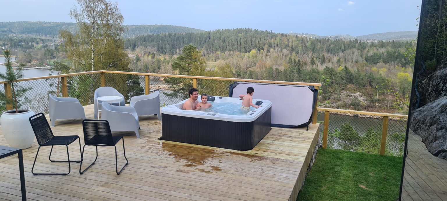 Taras z jacuzzi – jak zaplanować idealną przestrzeń relaksu? - Watchit.pl